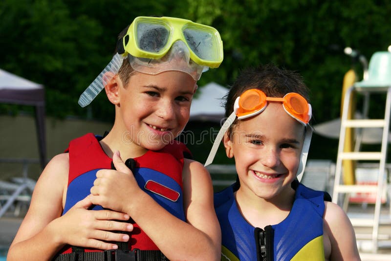 Zwei Jungen am Pool stockbild. Bild von kind, glück, person - 5613089