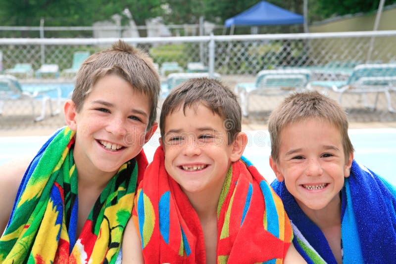 Zwei Jungen am Pool stockbild. Bild von kind, glück, person - 5613089