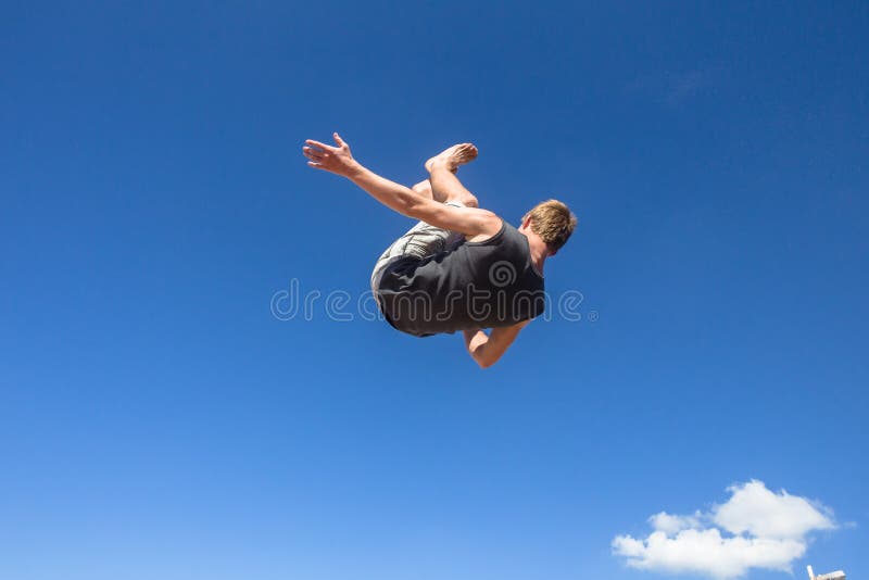 Jungen-springendes Salto-Blau Parkour Stockbild - Bild von jugendlich ...