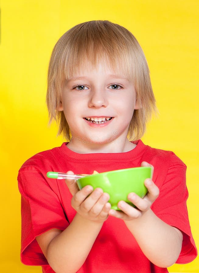 Jungenkinderkind, Das Corn- Flakesgetreide Isst Stockfoto - Bild von ...