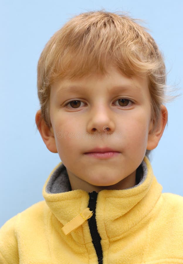 Portrait Eines Jungen Jungen Stockbild - Bild von kopf, blau: 1391433