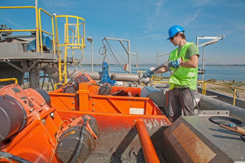 Junger Arbeitnehmer an Der Reinigung Stockbild - Bild von reinigung ...