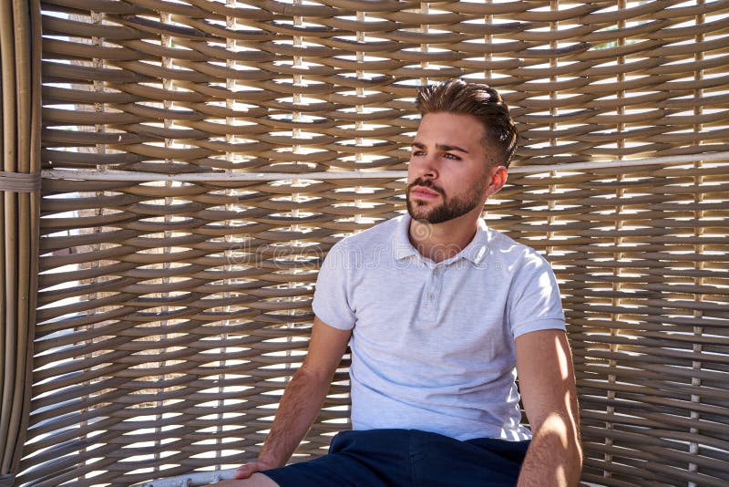 Junger Bartmann Entspannt in Einem Strand Stockfoto - Bild von ...