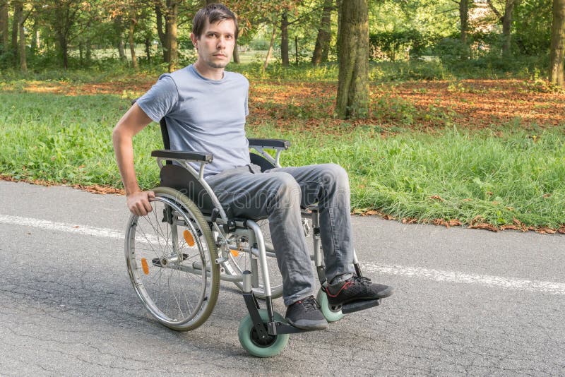 Junger Behinderter Oder Behinderter Mann Auf Rollstuhl Stockbild - Bild ...