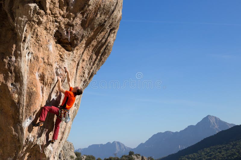 Junger Bergsteiger, Der Durch Eine Klippe Hängt Stockbild - Bild von ...