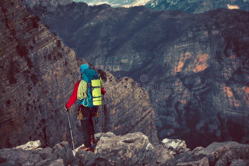 Junger Bergsteiger, Der Mit Rucksack Auf Einen Berg Steht Stockfoto ...
