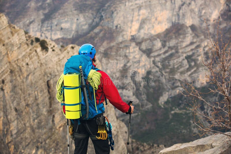 Junger Bergsteiger, Der Mit Rucksack Steht Stockfoto - Bild von haken ...