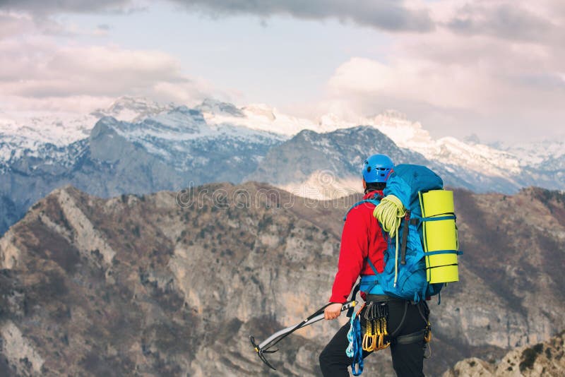 Junger Bergsteiger, Der Mit Rucksack Auf Einen Berg Steht Stockfoto ...
