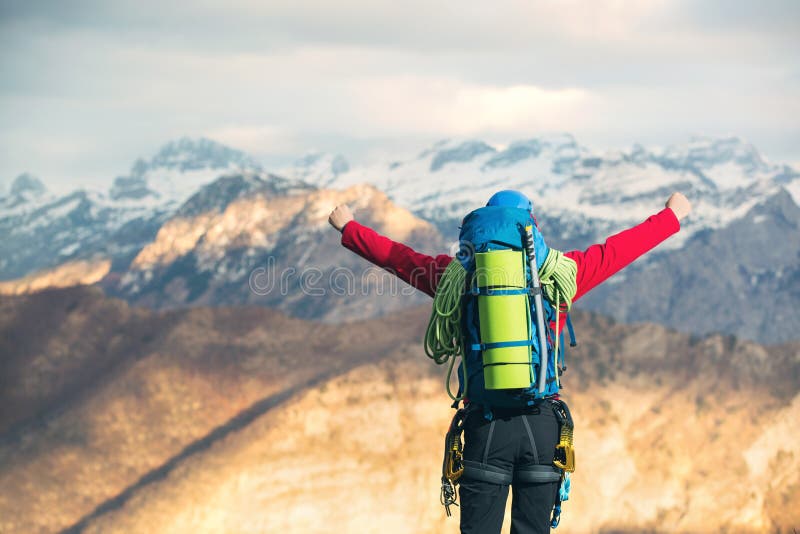Junger Bergsteiger, Der Mit Rucksack Auf Einen Berg Steht Stockfoto ...