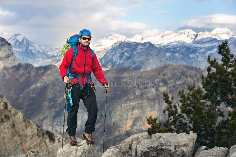 Junger Bergsteiger, Der Mit Rucksack Auf Einen Berg Steht Stockfoto ...