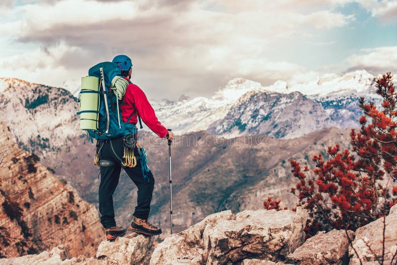 Junger Bergsteiger, Der Mit Rucksack Steht Stockfoto - Bild von haken ...