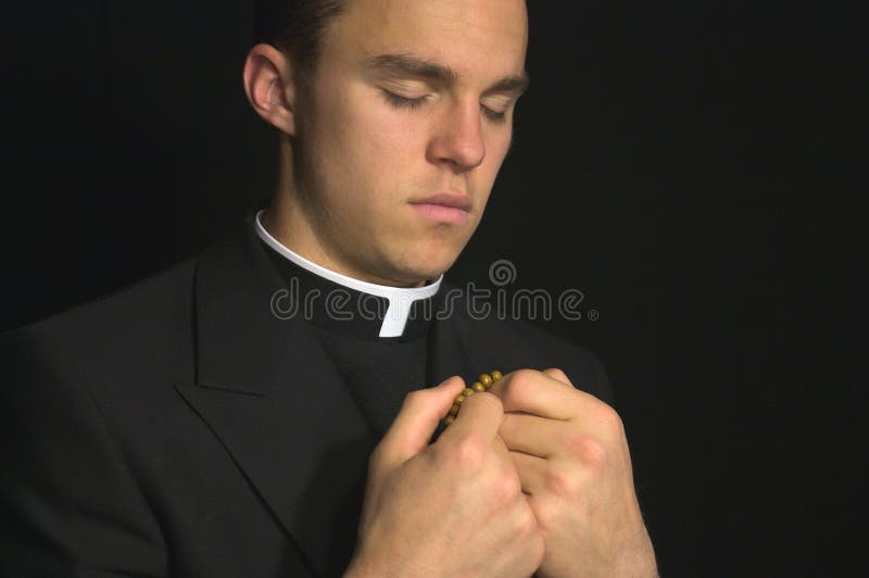 Junger betender Priester stockbild. Bild von abschluß - 23940733