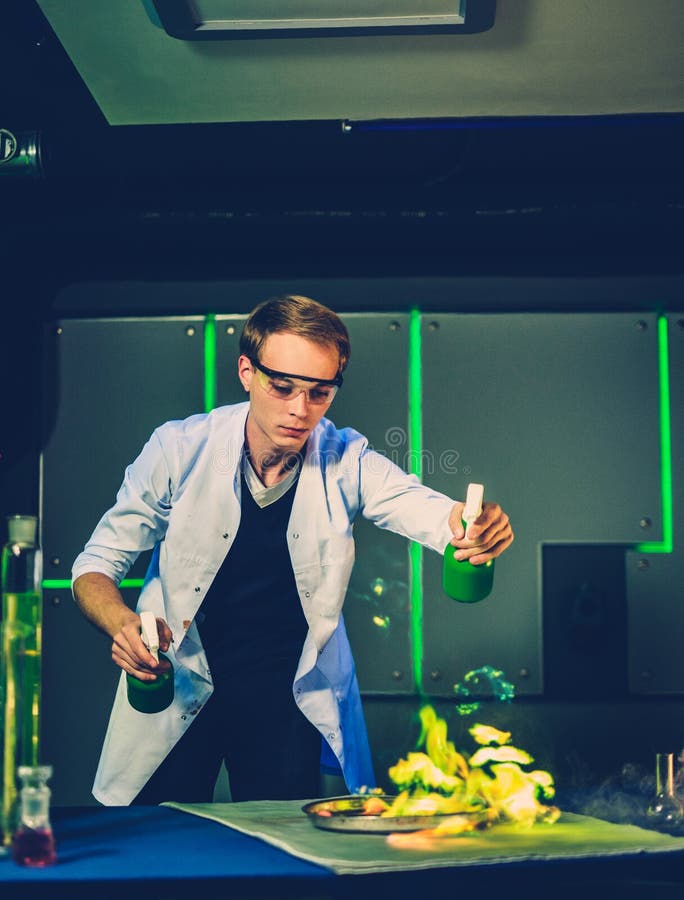 Junger Chemiker, Der Experimente Im Labor Macht Stockfoto - Bild von ...