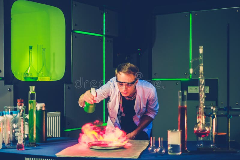 Junger Chemiker Führt Experimente Im Labor Durch Stockfoto - Bild von ...