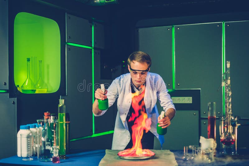 Junger Chemiker, Der Experimente Im Labor Macht Stockfoto - Bild von ...