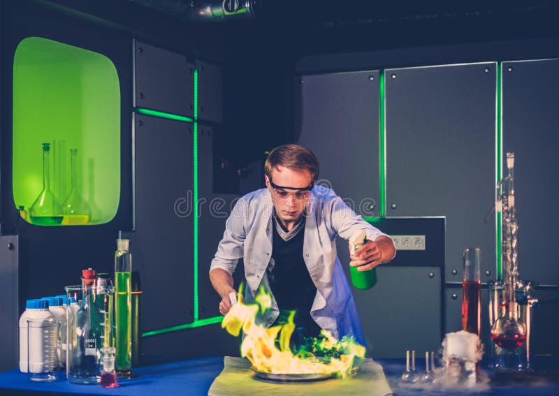 Junger Chemiker, Der Experimente Im Labor Macht Stockfoto - Bild von ...