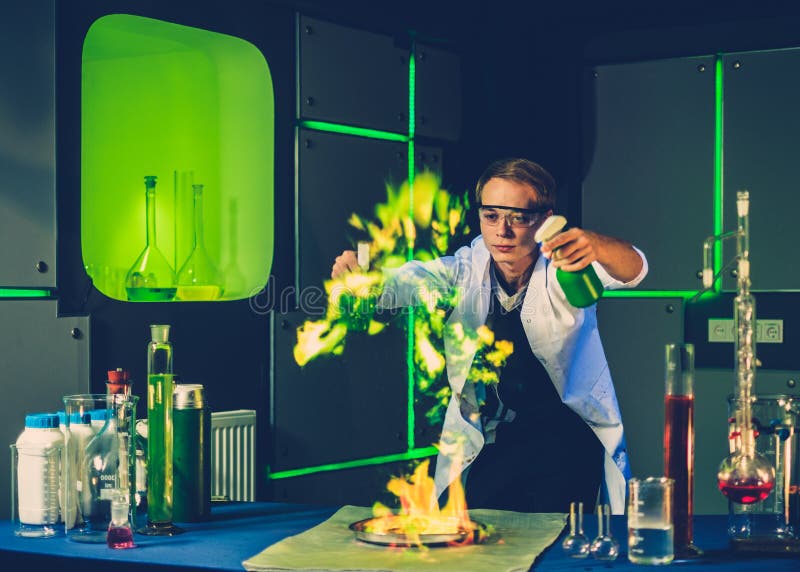 Junger Chemiker Führt Experimente Im Labor Durch Stockfoto - Bild von ...