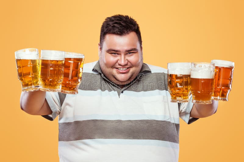 Junger Dicker Mann Am Oktoberfest, Trinkenden Bier Auf Gelbem ...