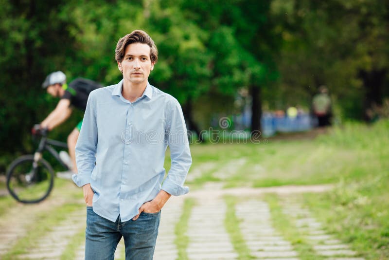 Junger Erwachsener, Der Allein in Park Geht Stockbild - Bild von jeans ...