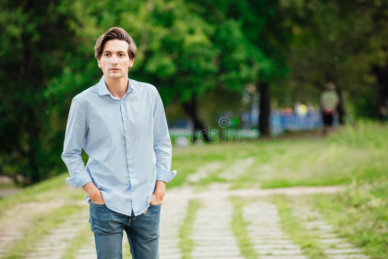 Junger Erwachsener, Der Allein in Park Geht Stockfoto - Bild von wald ...
