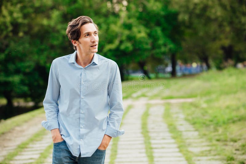 Junger Erwachsener, Der Allein in Park Geht Stockbild - Bild von jeans ...