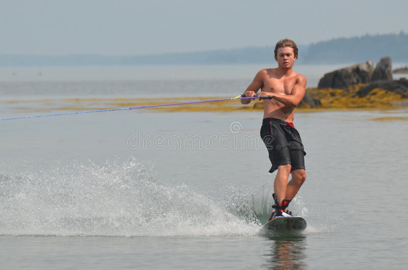 Junger Guy Riding Goofy on Ein Wakeboard in Aruba Stockbild - Bild von ...