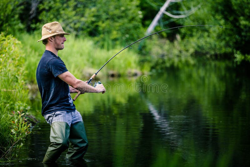 Junger Fischer Catching Ein Großer Fisch Stockfoto - Bild von fliege ...