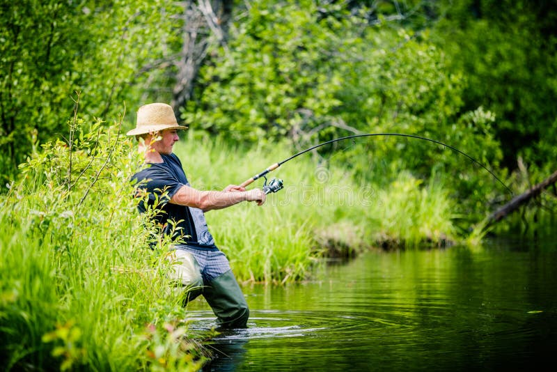 Junger Fischer Catching Ein Großer Fisch Stockfoto - Bild von fliege ...