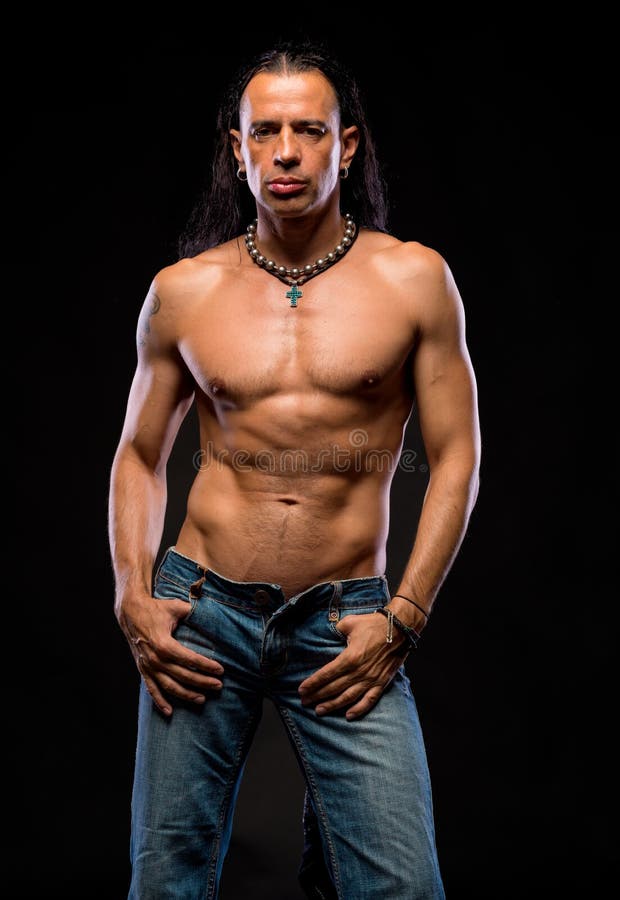 Junger Gutaussehender Mann Mit Dem Nackten Torso Stockfoto - Bild von ...