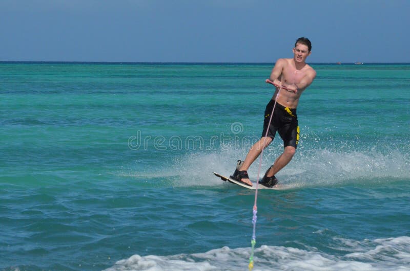 Junger Guy Riding Goofy on Ein Wakeboard in Aruba Stockbild - Bild von ...