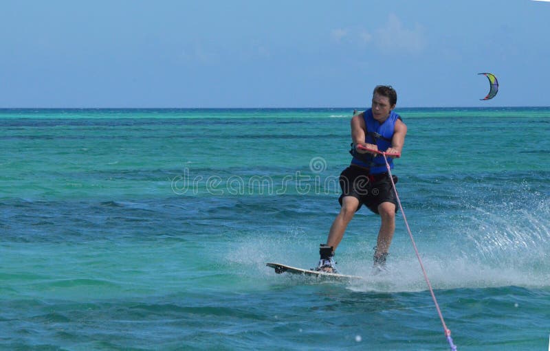 Junger Guy Riding Goofy on Ein Wakeboard in Aruba Stockbild - Bild von ...