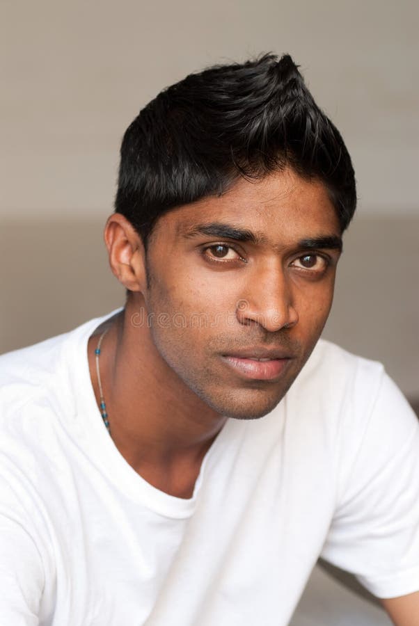 Junger Inder stockfoto. Bild von junge, vertikal, braun - 12826564