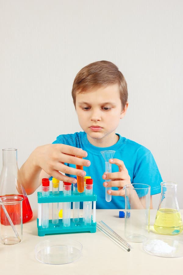 Junge, Der Chemische Experimente Im Labor Tut Stockfoto - Bild von ...