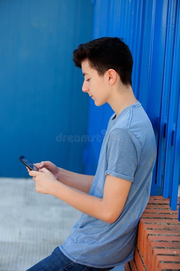 Junger Jugendlicher Mit Ihrem Handy Stockbild - Bild von schauen ...