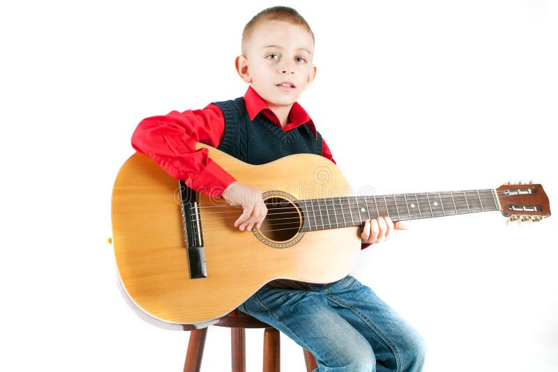 Kind, Welches Die Gitarre Spielt Stockbild - Bild von leute, schauen ...