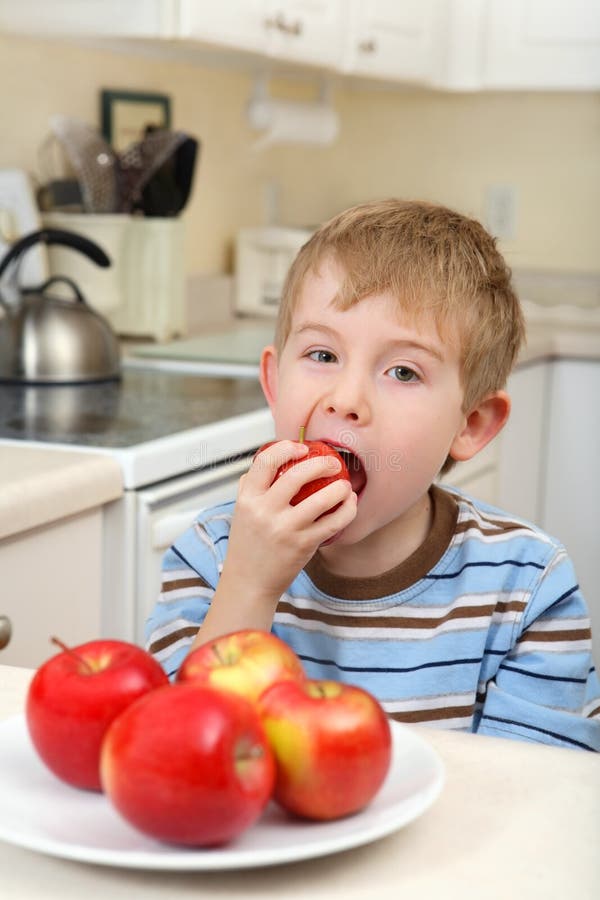 Junger Junge, Der Einen Apfel Isst Stockbild - Bild von jugend ...