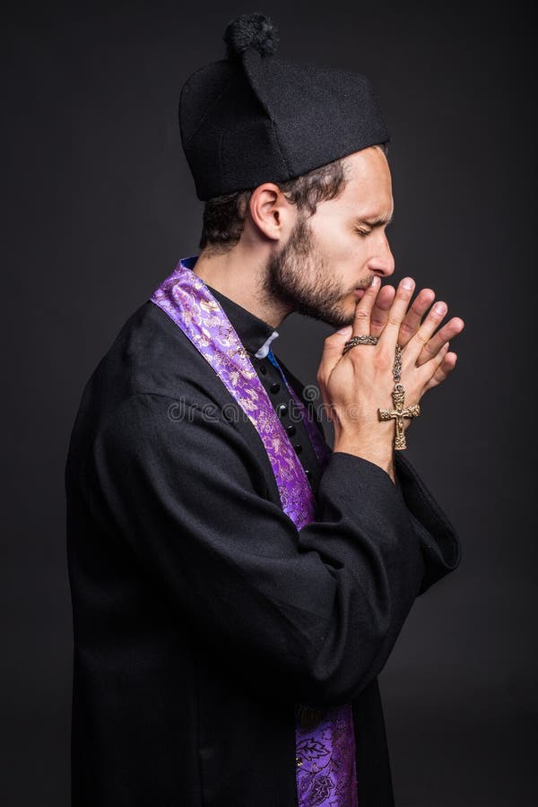 Demutiger Katholischer Priester Stockbild - Bild von katholizismus ...