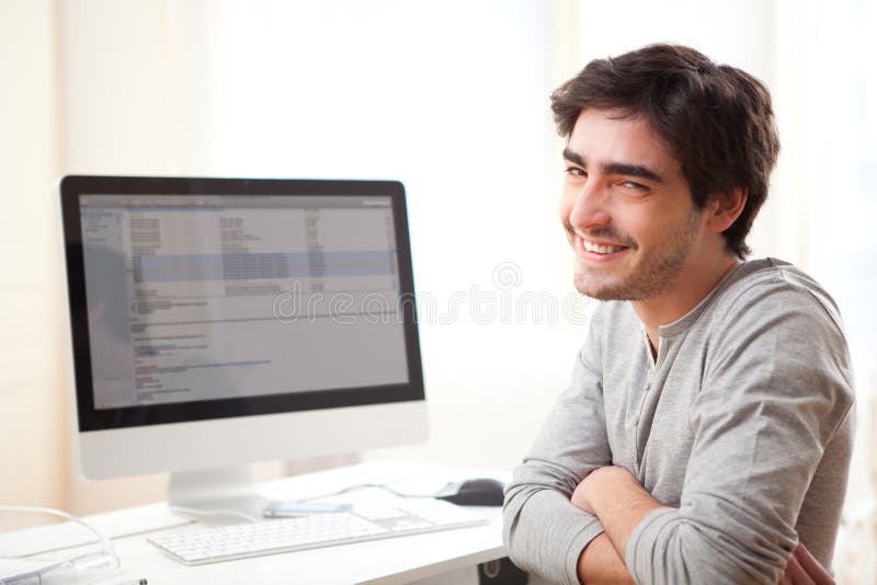 Junger Lächelnder Mann Vor Computer Stockbild - Bild von entspannen ...
