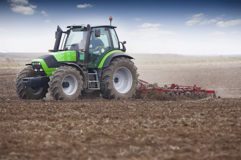 Junger Landwirt im Traktor stockbild. Bild von traktor - 34454139