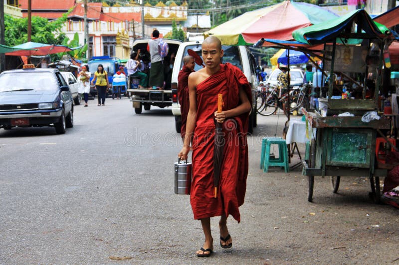 Mönch, Der in Pai, Thailand Geht Redaktionelles Bild - Bild von ruhe ...