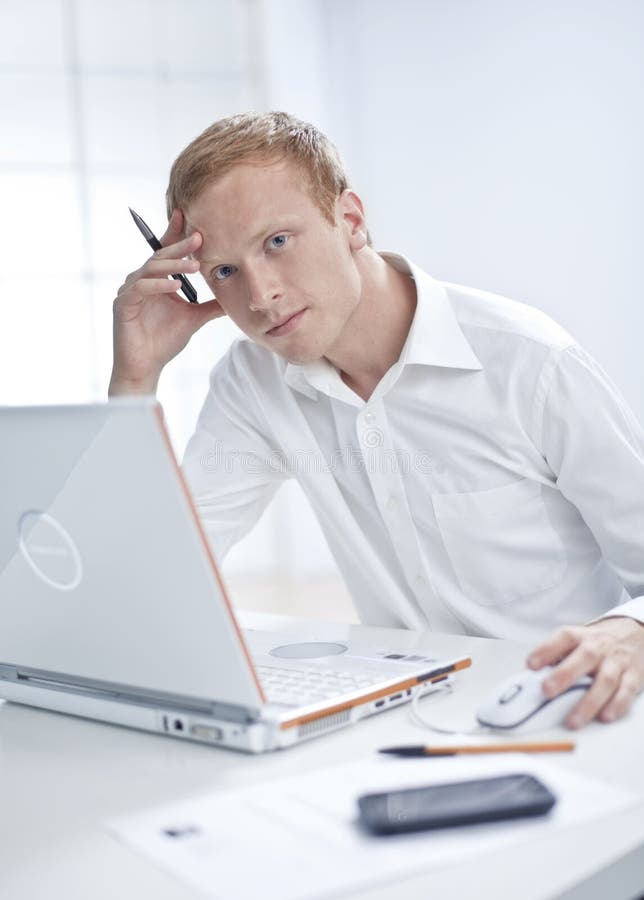 Junger Mann Arbeitet an Dem Computer. Stockfoto - Bild von hell ...