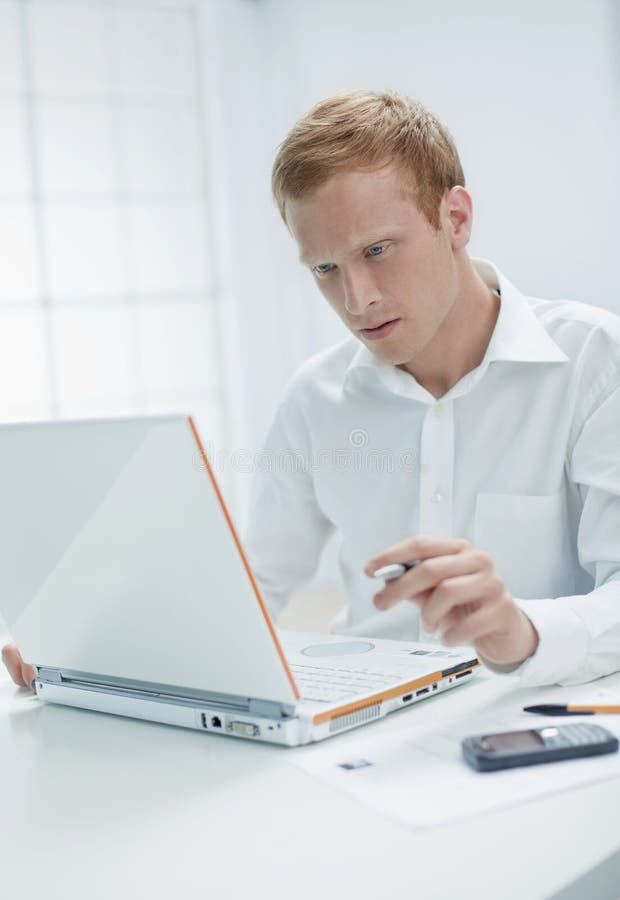 Junger Mann Arbeitet an Dem Computer. Stockbild - Bild von netzwerk ...