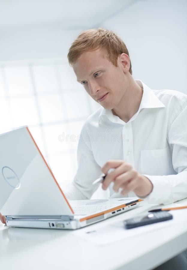 Junger Mann Arbeitet an Dem Computer. Stockbild - Bild von netzwerk ...