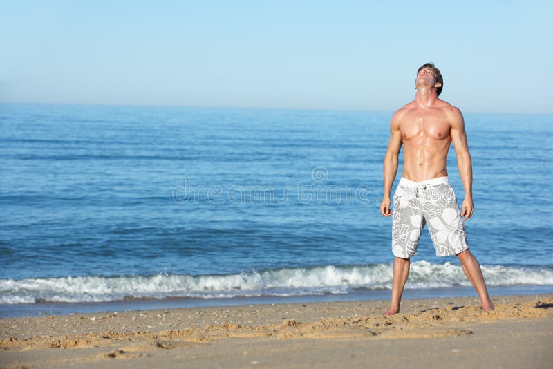 Junger Mann, Der Auf Sommer-Strand Steht Stockbild - Bild von glücklich ...