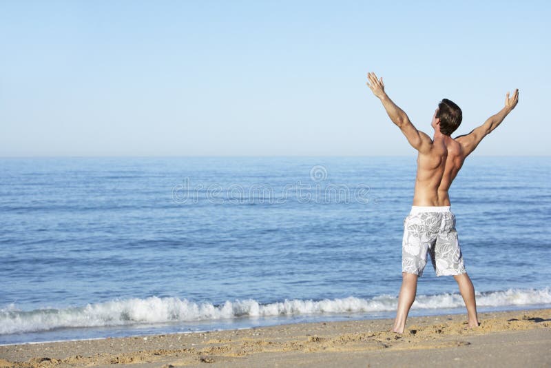 Junger Mann, Der Auf Sommer-Strand Steht Stockbild - Bild von ...