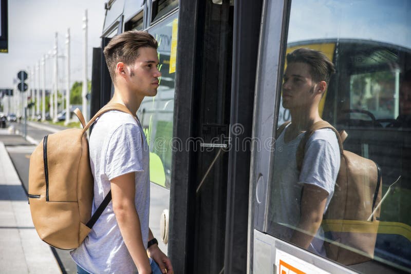Junger Mann, Der am Allgemeinen Telefon in Der Station Spricht ...