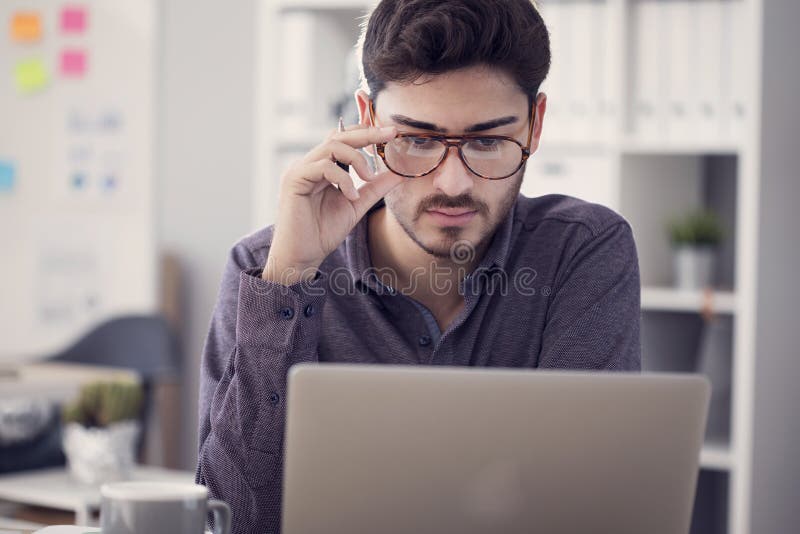 Junger Mann, Der an Computer Arbeitet Und Kopfschmerzen Hat Stockfoto ...