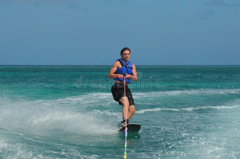 Junger Guy Riding Goofy on Ein Wakeboard in Aruba Stockbild - Bild von ...