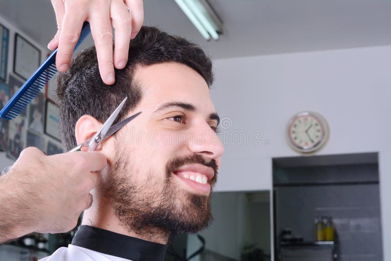 Junger Mann Schneidet Haar Im Friseursalon Stockbild - Bild von ...