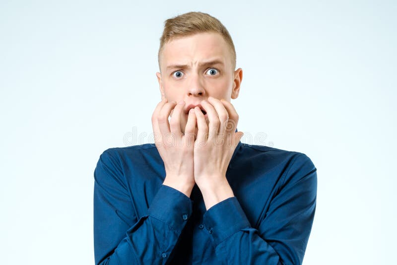 Junger Mann, Der Erschrocken Entsetzt Schaut Stockbild - Bild von ...